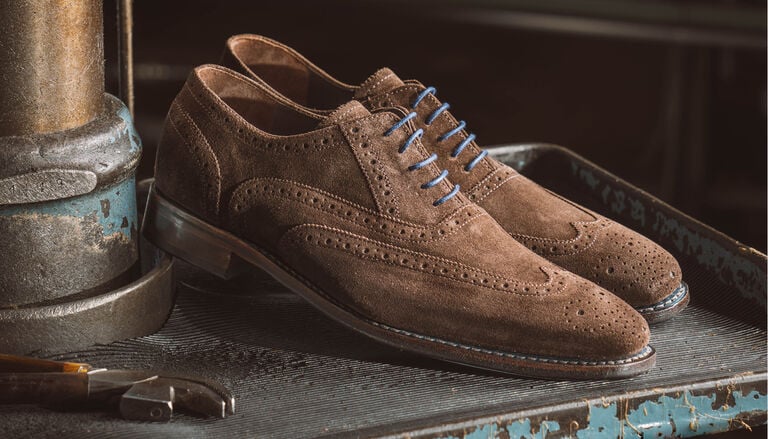 What is the difference between Oxford and Derby lace shoes?